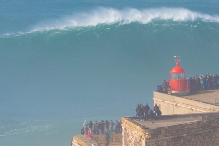 Todo lo que necesitas saber sobre Nazaré y sus Olas Gigantes